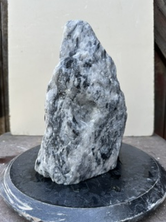 Speckstein; Einzelstück; schwarz-weiß; aus China; 7,930